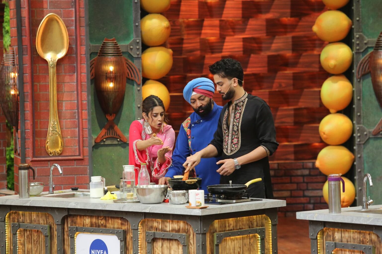 Sunny Leone & Uorfi Javed crash COLORS' 'Laughter Chefs Unlimited ...